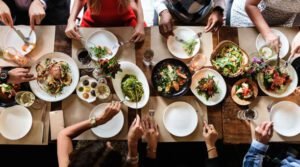 Dining Etiquette : Waiting for Everyone to Be Served Before Eating